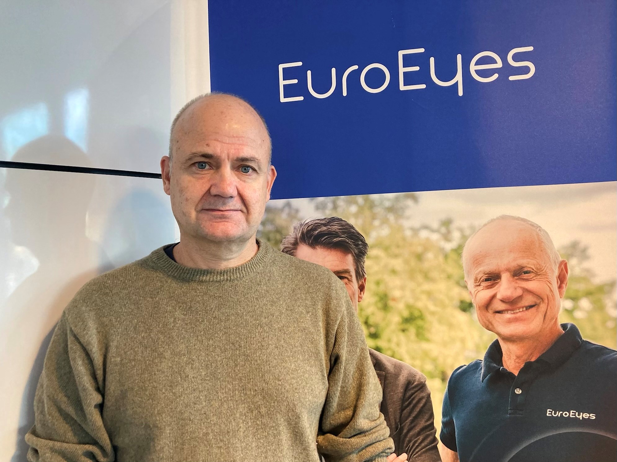 ”Det er som at køre hånden op ad armen – værre føles det ikke.” – euroeyes.dk